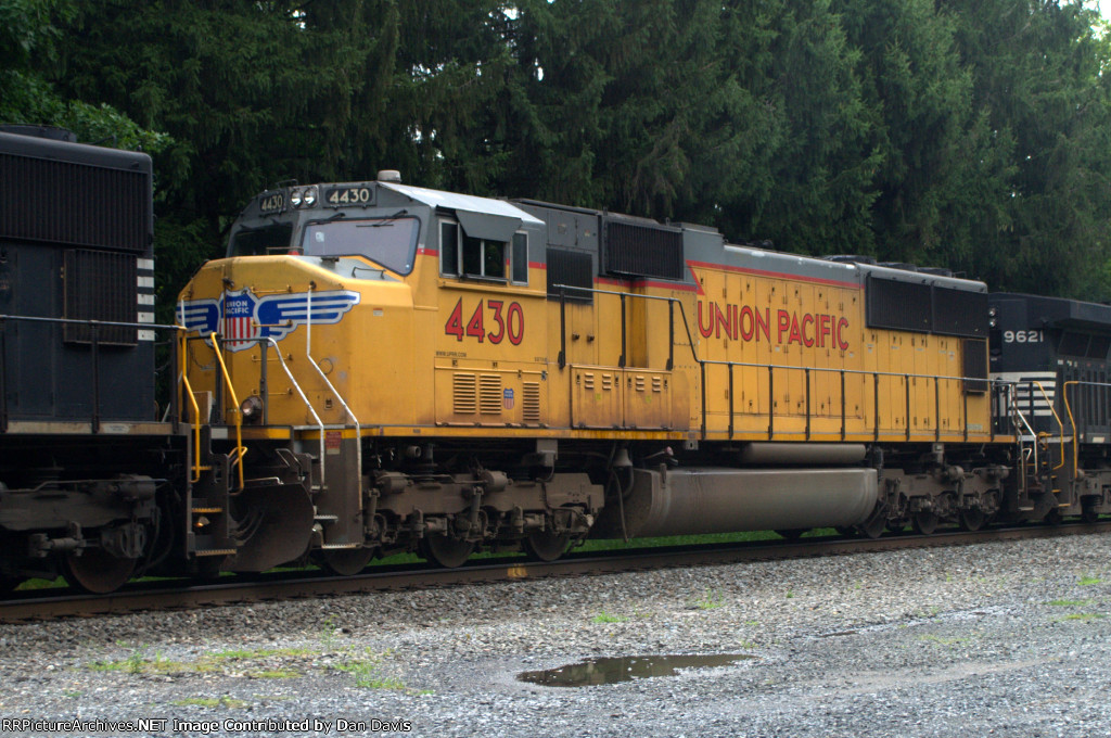 UP SD70M 4430 trails on 21M